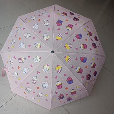 China Gepersonaliseerd logo gedrukt Drievoudig zwart bekleed stoffen paraplu met staal as Te koop