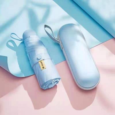 Cina Mini capsula tascabile a cinque pieghevole ombrello di protezione UV personalizzato per occasioni di viaggio in vendita