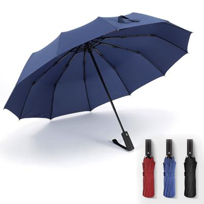 Cina Manico rivestito di gomma 12k 23inch Windproof Triple Pliding Umbrella con logo personalizzato in vendita