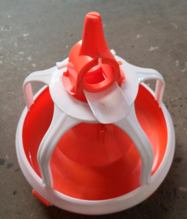 2.5 Quarts Round Poultry Food Dish 11