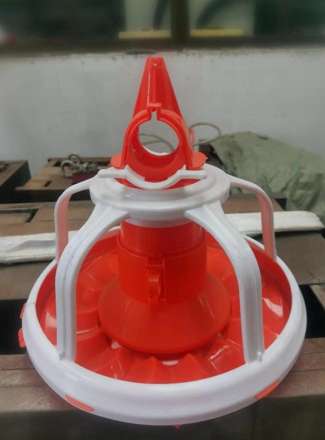 2.5 Quarts Round Poultry Food Dish 10