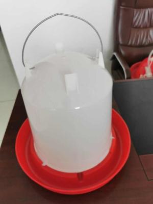 Cina Bevitore automatico di acqua per animali da pollame per pollo, bevitore automatico di pollame bevitore di pollo in plastica in vendita