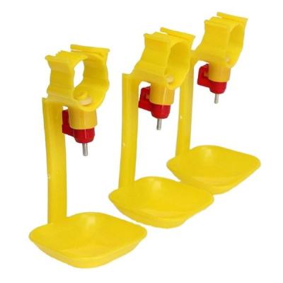 Cina Bevitori automatici di capezzoli di pollo per pollame con tazze di gocciolamento in plastica per il sistema di allevamento di pollame che beve pollo in vendita