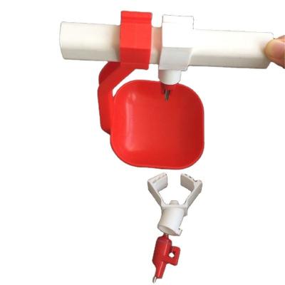 Cina Bevitori automatici di capezzoli di pollo per pollame con tazze di gocciolamento in plastica per il sistema di allevamento di pollame che beve pollo in vendita