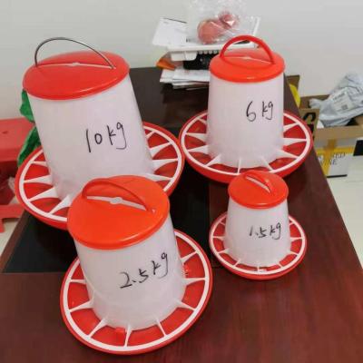 Cina Nuovo design più recente mangiatoia per pollame in plastica con vassoio di alimentazione automatico in vendita