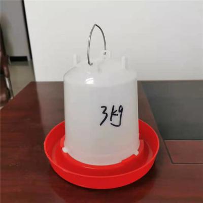 Cina Mangiatoia e bevitore di pollo in plastica resistente per attrezzature per allevamenti di pollame in vendita