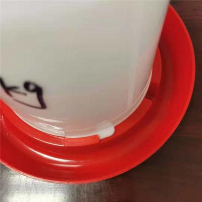 Cina Mangiatoia e bevitore di pollo in plastica resistente per attrezzature per allevamenti di pollame in vendita