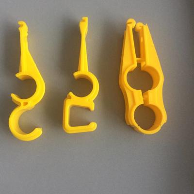Cina Broiler Nipple Drinker Ganci per tubi in plastica Gancio per tubi in PVC giallo in vendita