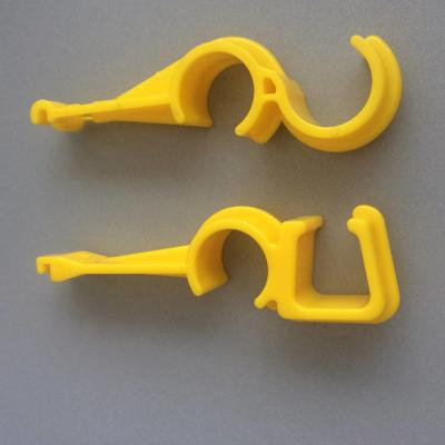 Cina Broiler Nipple Drinker Ganci per tubi in plastica Gancio per tubi in PVC giallo in vendita