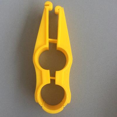 Cina Broiler Nipple Drinker Ganci per tubi in plastica Gancio per tubi in PVC giallo in vendita