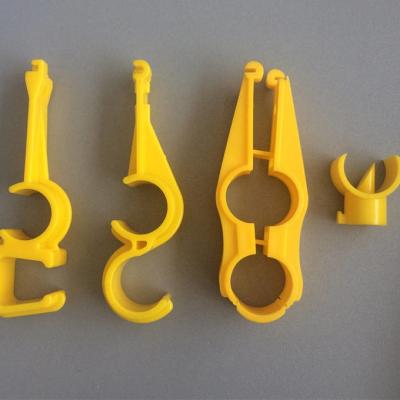 Cina Broiler Nipple Drinker Ganci per tubi in plastica Gancio per tubi in PVC giallo in vendita