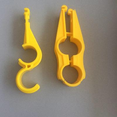 Cina Broiler Nipple Drinker Ganci per tubi in plastica Gancio per tubi in PVC giallo in vendita