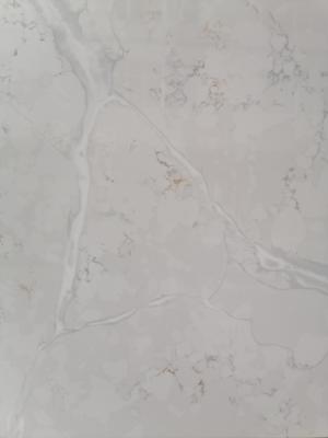 中国 台所カウンタートップの人工的なCalacattaの大理石の水晶石2.3~2.5g/cm3密度 販売のため