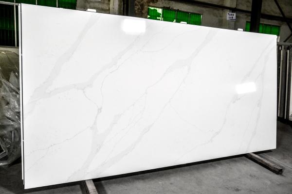 Anti Slip Customized Artificial Calacatta Quartz Slab Countertops High Temperature Resistant