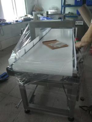 China Detector de metal de fita transportadora de 120W para embalagens de alimentos 12 meses de garantia à venda