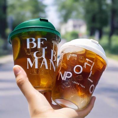 Cina Materiale PET personalizzato Tazze da caffè a forma di U di 12 once Tazze di caffè a forma di U trasparenti usa e getta Boba Milktea Bubble Tea Tazze di plastica con coperchio in vendita