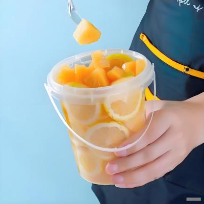 China Einwegbecher aus Plastik mit Deckel und Griff für die Verpackung von Fruchtgetränken zu verkaufen