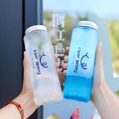 China Botella de jugo de plástico cuadrado francés 20OZ Bebidas Jugo de frutas tapa fácil abierta a prueba de alteración tapa para bebidas energéticas en venta