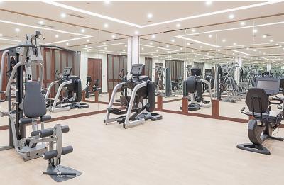 Cina Specchio a muro senza cornice ad alta definizione Specchio a muro grande per sala yoga in vendita
