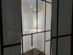 Moderne douche met zwart raam, strepen, glas en aluminium.
