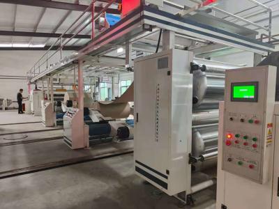 Cina lo strato multi 220v di alta velocità di 1800mm ha ondulato il cartone che fa la macchina in vendita