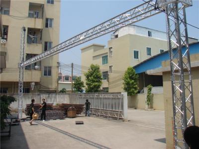 中国 アルミニウム目的のポストのトラス 3 部の/ライン配列のスピーカーのトラス立場 20m の大きいスパン 販売のため