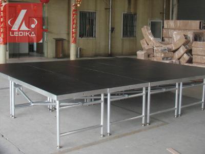 Cina Piattaforma portatile di alluminio piegante rossa della fase con le ruote/il tappeto a prova di fuoco in vendita