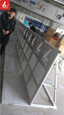 Cina Alluminio pedonale delle barriere di controllo ammucchiato argento del metallo 6082 supporti di controllo di folla in vendita