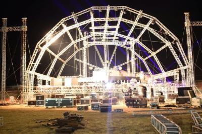 Cina Capriata di alluminio della mostra del sistema della capriata del tetto del cerchio dei semi per il concerto all'aperto in vendita