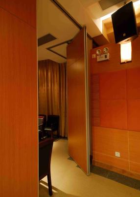 China Aluminum Frame Movable Partition Wall , Office Partition Wall Wood Finish for sale