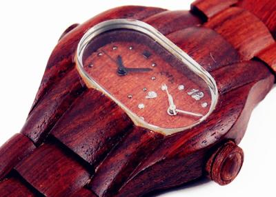 Cina L'orologio di signore di legno del sandalo rosso professionale con incide il logo in vendita