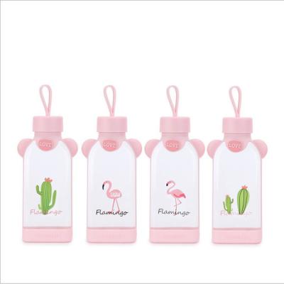 Cina Bottiglia di vetro sveglia di forma del fenicottero, bottiglia di vetro rosa con la manica del silicone in vendita