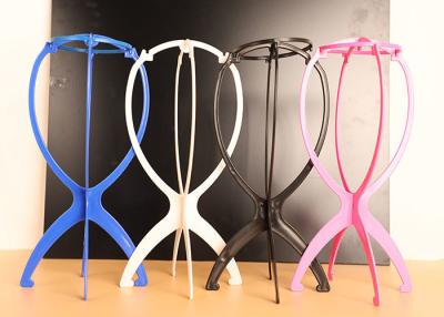 Cina La parrucca di plastica regolabile di altezza 36cm sta il bianco nero rosa blu 90g in vendita