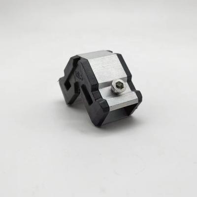 Chine Déflecteur en plastique joints d'angle en aluminium adhésifs pour profilés de fenêtre à vendre