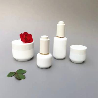 Cina Bottiglia cosmetica farmaceutica bianca di vetro dell'olio essenziale 10ml con la pompa in vendita