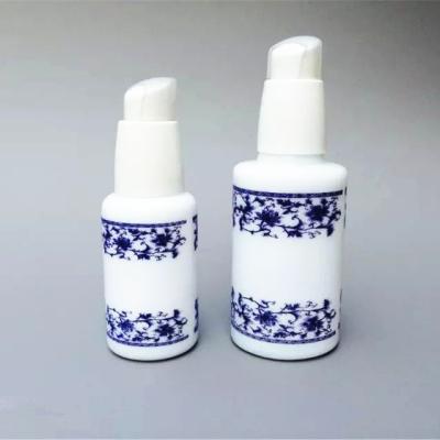 Cina Bottiglia cosmetica farmaceutica bianca di vetro dell'olio essenziale 10ml con la pompa in vendita
