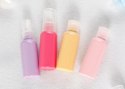 Cina OEM cosmetico del corredo di viaggio dell'animale domestico di plastica 30ml 50ml con il coperchio a vite dello spruzzatore della pompa in vendita
