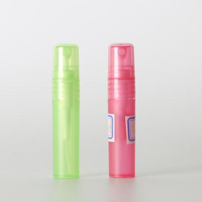 Cina Piccole bottiglie riutilizzabili dello spruzzo, spruzzatore portatile della pompa a mano 4ml con il cappuccio della serratura in vendita