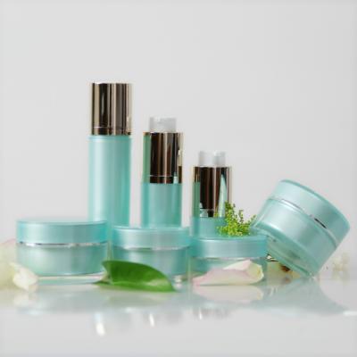 Cina Bottiglie cosmetiche senz'aria rotonde 30ml per stampa calda del bollo della crema di cura di pelle in vendita