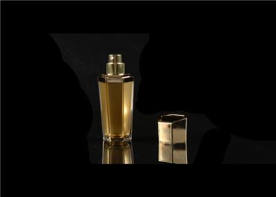 Cina bottiglia cosmetica rossa della lozione di 15ml 30ml 50ml 100ml con la pompa brillante di Goldern ed il chiaro cappuccio di plastica in vendita