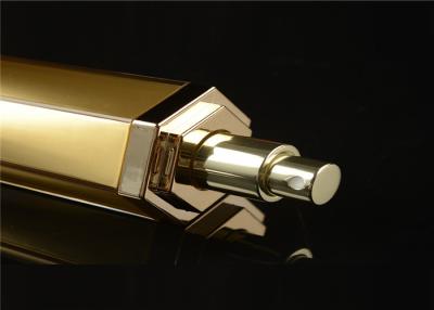 Cina bottiglia cosmetica rossa della lozione di 15ml 30ml 50ml 100ml con la pompa brillante di Goldern ed il chiaro cappuccio di plastica in vendita