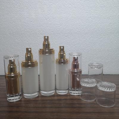 Cina Bottiglie cosmetiche senz'aria costolate acriliche su ordinazione del cappuccio 80ml in vendita