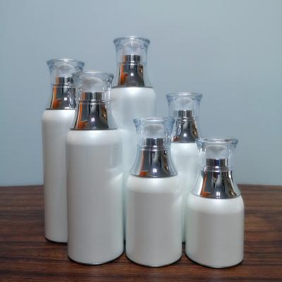 Cina Bottiglia senz'aria della pompa di trucco della nuova lozione cosmetica di stile 100ml in vendita