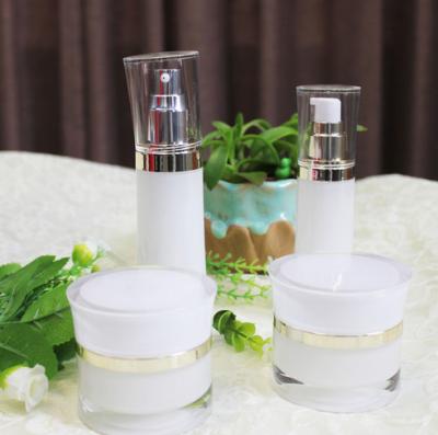 China Frascos mal ventilados do creme do curso da bomba do ANIMAL DE ESTIMAÇÃO 20g branco luxuoso com tampa à venda