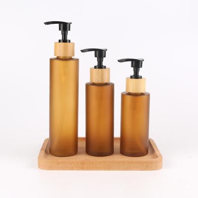 Cina 130ml Amber Frosted Pet Plastic Bottles con lo spruzzo della lozione in vendita