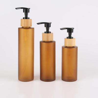 Cina 130ml Amber Frosted Pet Plastic Bottles con lo spruzzo della lozione in vendita