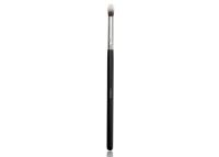 China Long Black Wood Handle Makeup Blending Brush For Diffusing Transition Colors for sale