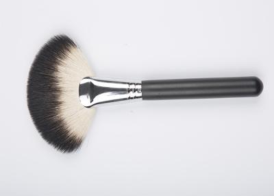 China Vonira Beauty Large Fan Goat Hair Makeup Brush / Wood Handle High End Makeup Brushes for sale