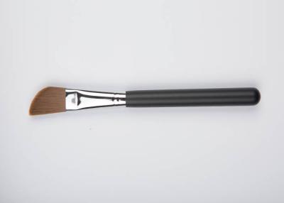 China Cepillo anguloso suave libre del maquillaje de la crueldad que contornea con la manija de madera negra mate en venta