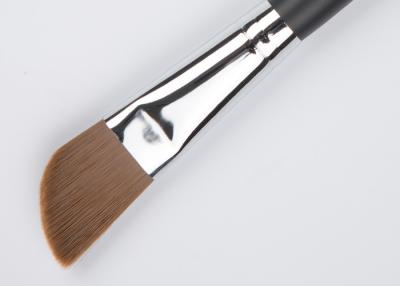 China Cepillo anguloso suave libre del maquillaje de la crueldad que contornea con la manija de madera negra mate en venta